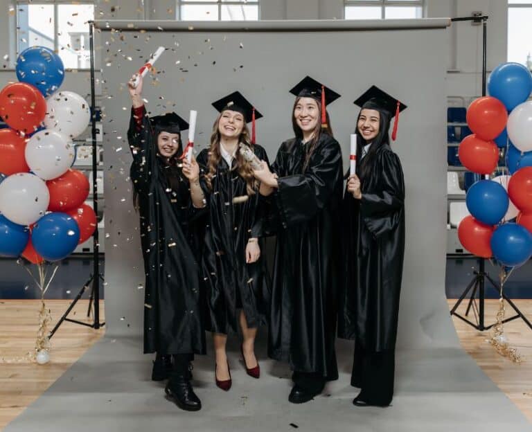Best College Graduation Party Themes For A Fun Time - Best Online Gift ...